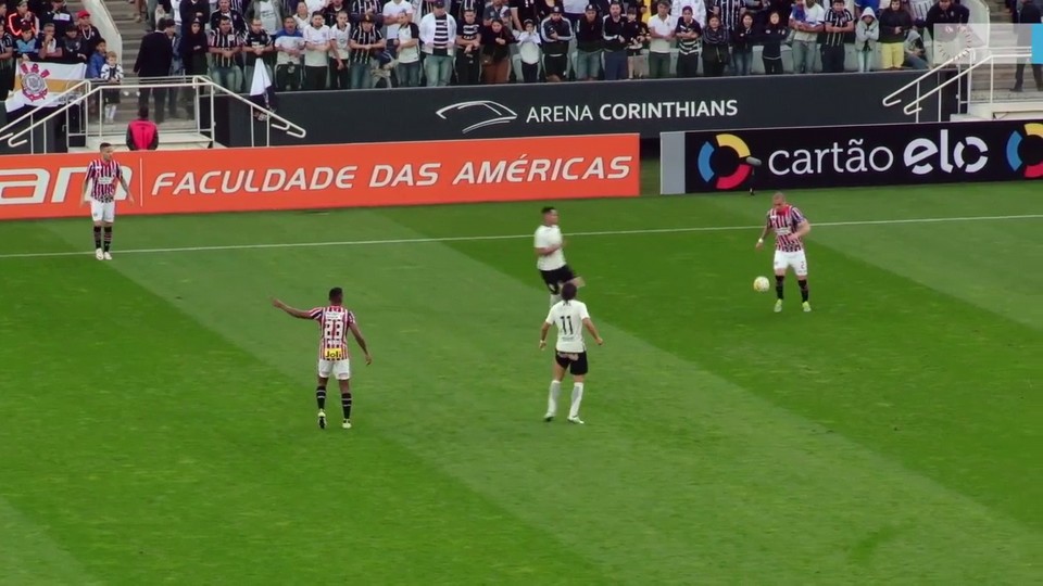 Maicon dá lindo chapéu em Giovanni Augusto no campo de defesa - 17/07 ...