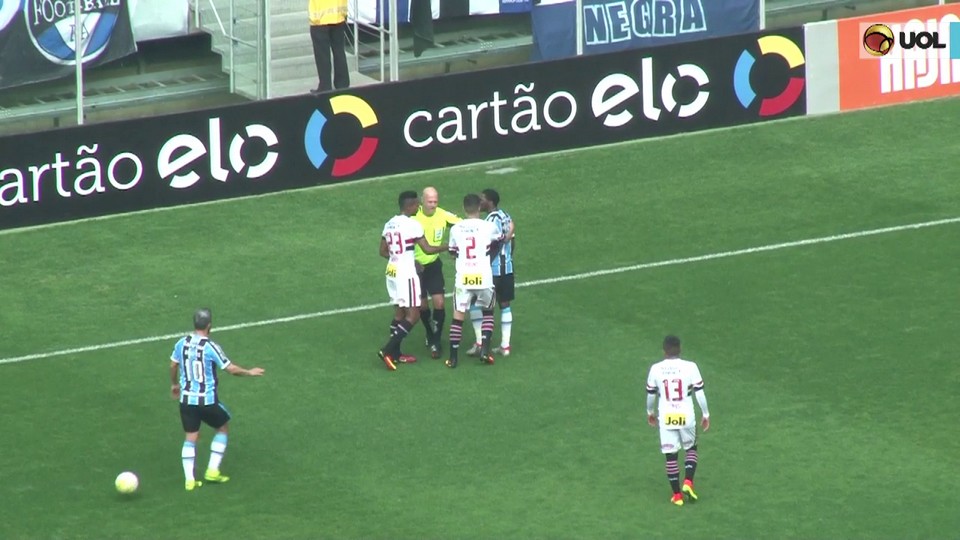 Thiago Mendes leva cartão amarelo por falta em Negueba - 24/07/2016 ...