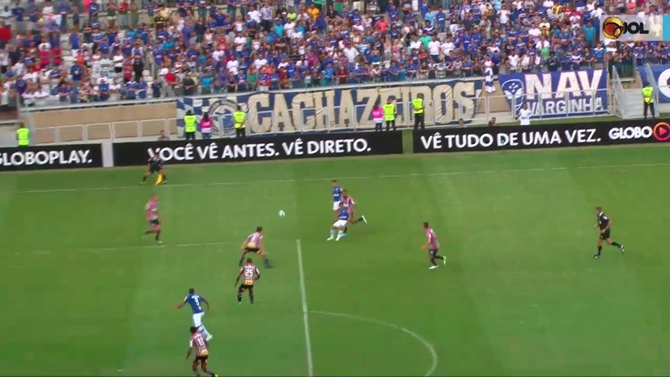 Abila ganha de Militão pelo alto, mas cabeceia por cima do gol - 14/05 ...