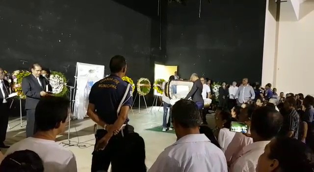 Teatro fica lotado para velório da boleira Nely Santos - 26/06/2017 ...