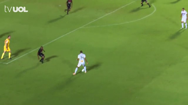 Reinaldo cruza, e Rojas cabeceia para defesa do goleiro - 26/10/2018 ...