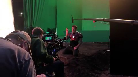 Robert Downey Jr. grava o estalar de dedos de Homem de Ferro em ...