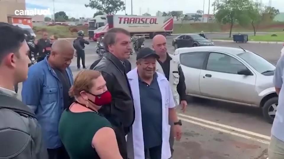 Bolsonaro passeia de moto em Brasília, visita comércio e abraça ...