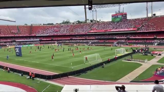 Elenco do São Paulo sobe para o gramado do Morumbi antes do Majestoso ...