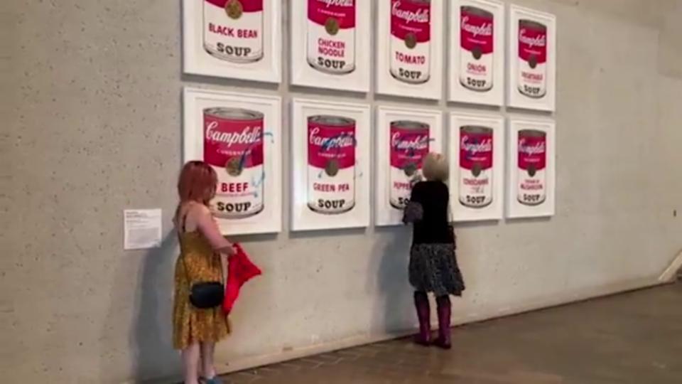 Ativistas colam mãos e tentam pintar obra de Andy Warhol na Austrália ...