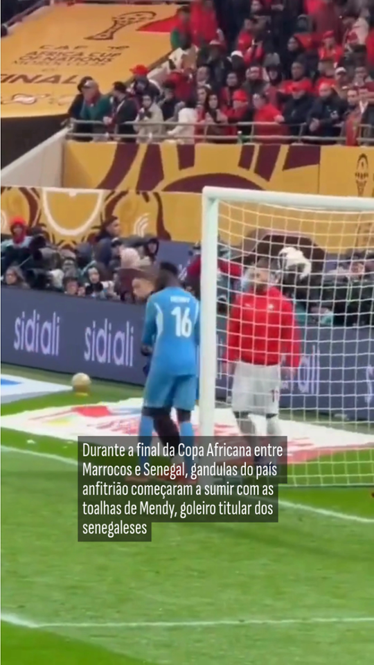 Goleiro reserva de Senegal é arrastado por gandulas que tentavam roubar ...